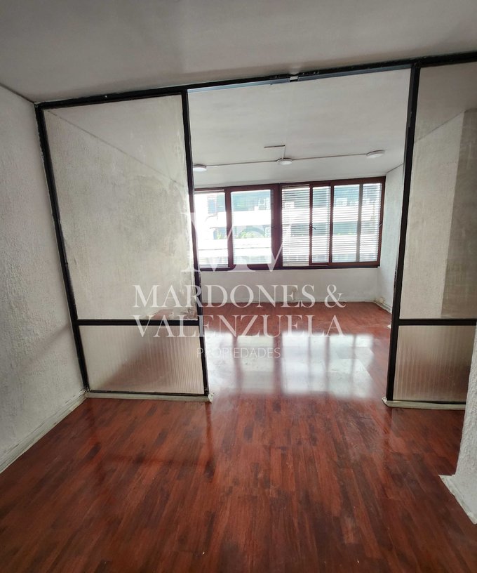 Oficina en Venta en Santiago, Oficina salida de metro U de Chile (138519)