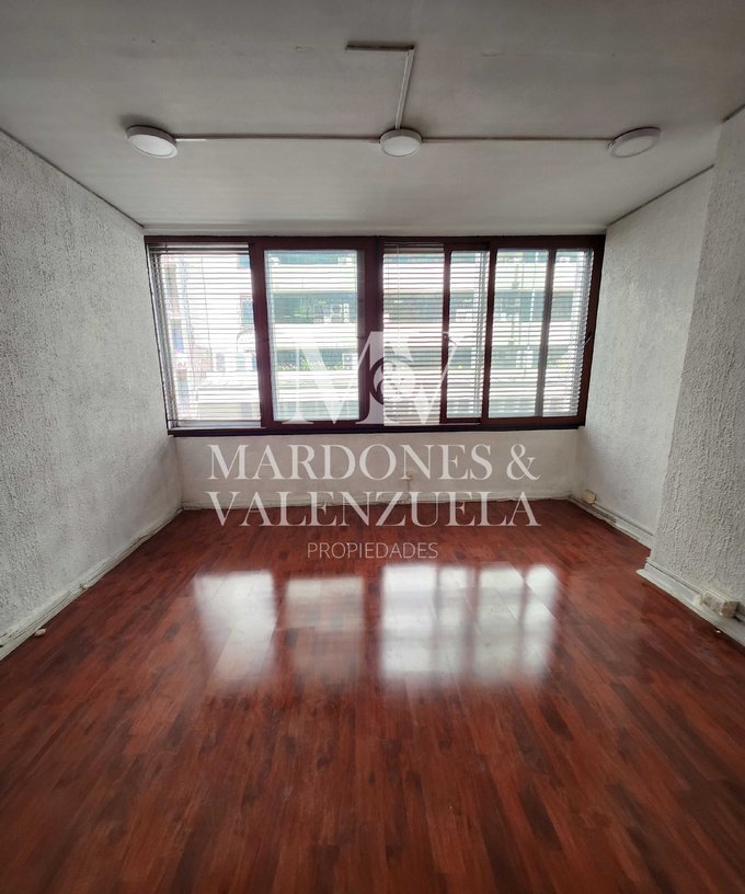 Oficina en Venta en Santiago, Oficina salida de metro U de Chile (138519)